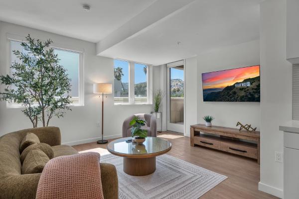 The Sunset Retreat - Stylish Resort-style Flat - Hollywood, CA