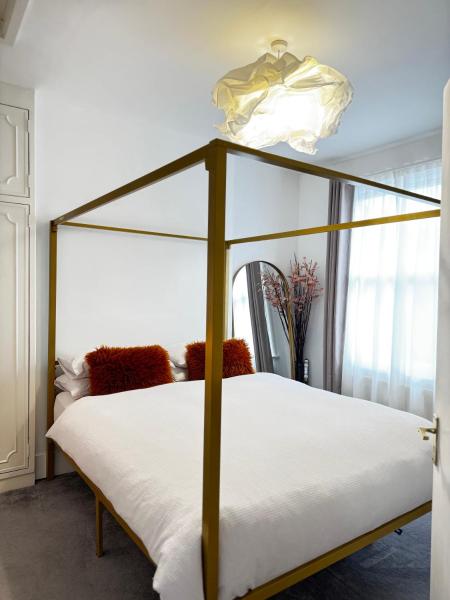 Queen Bedroom In Maida Vale - Leyton