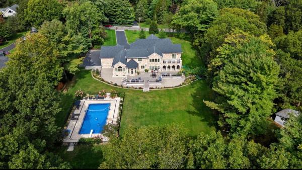 Stunning Luxury Estate With Pool In Syosset - Northport, NY