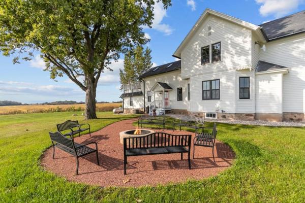 Highland Farmhouse Countryside Retreat With Farm Charm - ウィスコンシン州