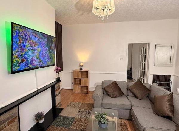 Warm Cozy 3 Bedroom House, In Oldham Central - Rochdale