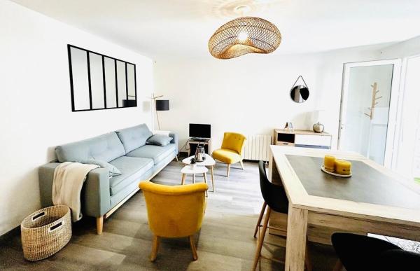 Côté Cour - Appartement En Plein Centre-ville & Proche Des Thermes - Rochefort, France