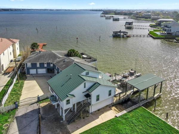 Fabulous Waterfront Home With Private Boat Ramp And Gorgeous Bay Views In League City, Texas - League City, TX