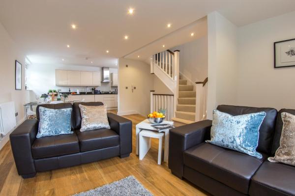 Finchley Central Luxury 3 Bed Triplex Loft Style Apartment - London