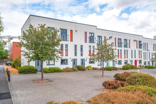 Bright Stylish 2-bed House 3 Beds - Pass The Keys - Stevenage