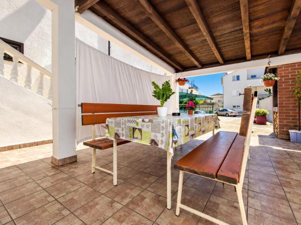 Studio Prizemlje S Terasom I Roštiljem - Alaga - Vodice