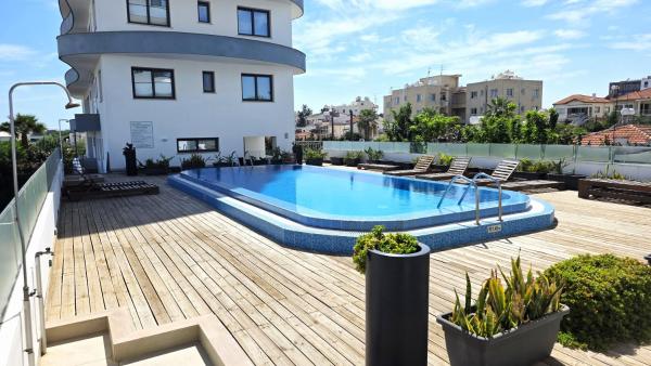 Pool View Paradise - Stylish 1br Retreat - Larnaka
