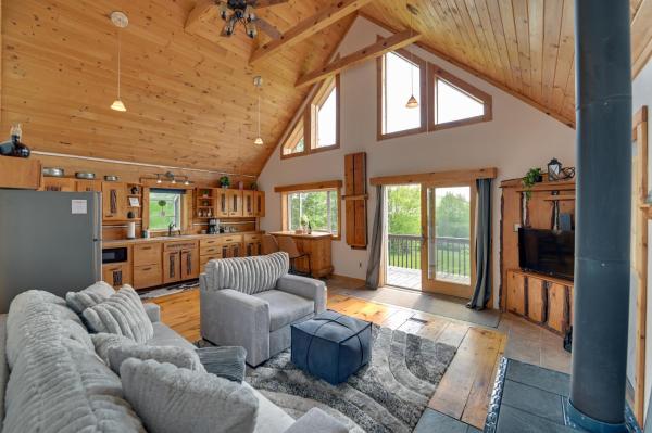 Hot Tub & Amazing Views! Family Catskills Cabin - 호바트