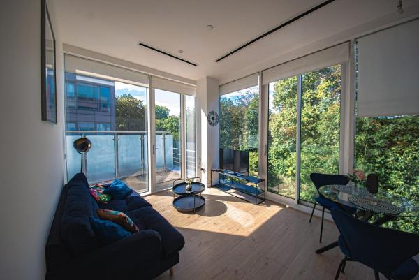 Stylish Flat In Brentford With Balcony, Gym & Co-working Space - Harrow