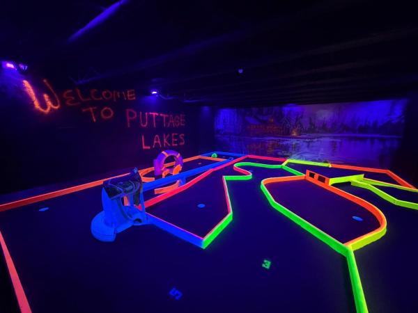Lakefront Escape- Hot Tub & Putt-putt - Akron, OH
