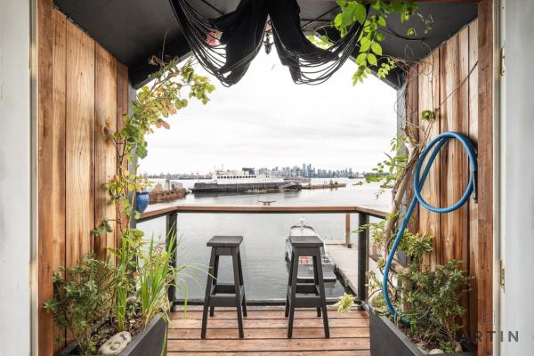 The Octopus Garden One-of-a-kind 2br Float Home - North Vancouver