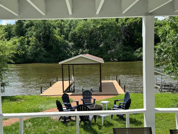 Waterfront Private Dock Two Suites - Algonquin, IL