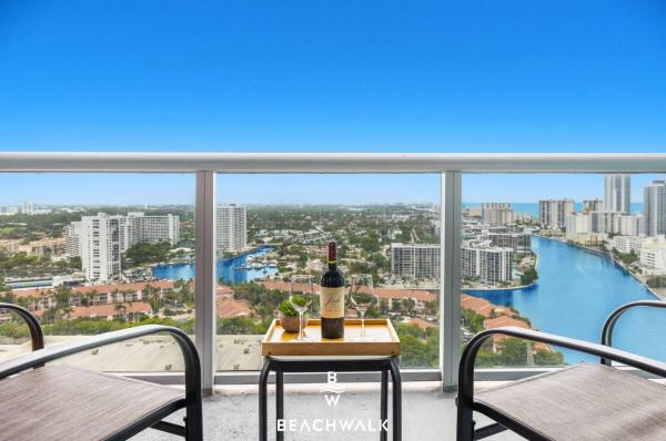 Upper-floor Studio Balcony Sleeps 4 - Aventura, FL