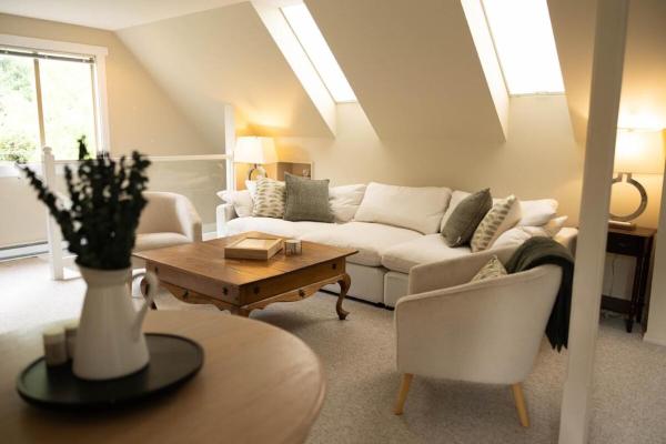 Private Loft Retreat Walk To Beach & Town - Vancouver Island