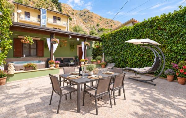 2 Bedroom Nice Home In Reggio Calabria - Kalabrien