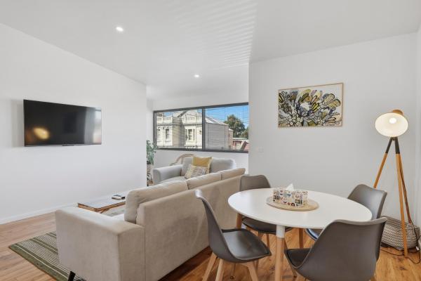 Warwick 2 Stylish Hobart Retreat - Hobart