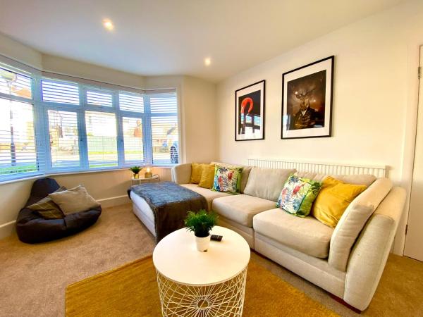 Spacious 3 Bedroom House - 5 Minutes To The Nearest Beach! - Great Location - Garden - Parking - Fast Wifi - Smart Tv - Newly Decorated - Sleeps Up To 7! Close To Poole & Bournemouth & Sandbanks - Poole