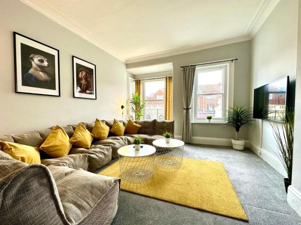Massive 4 Bedroom Duplex Apartment - Sleeps Up To 10 People - Free Parking - 5 Minutes To The Best Beach! - Great Location - Fast Wifi - Smart Tv - Newly Decorated - Sleeps Up To 10! Close To Bournemouth & Poole Town Centre & Sandbanks - Poole