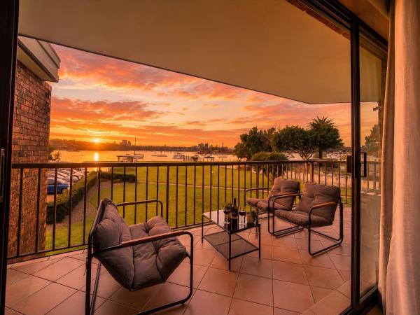 Drummoyne Waterfront Apartment With Harbour Views And Parking - Lewisham