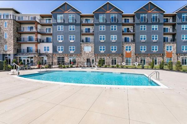 Canandaigua Condo W Restaurant And Poolhot Tub - Canandaigua, NY