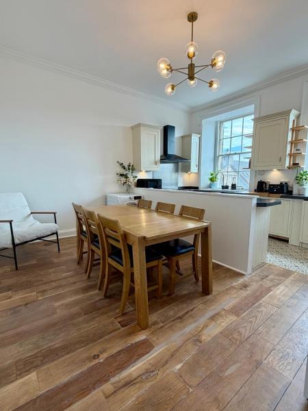 Luxury 4-bedroom, 2-bathroom Minutes From Royal Mile - Edinburgh