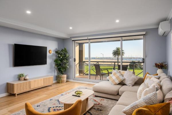 Beachfront 3br Retreat W Parking Pool And Tennis - Ivanhoe