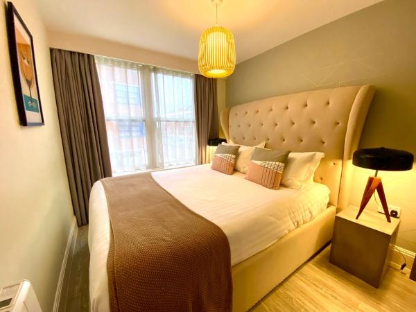 Beautiful 2 Bedroom Apartment - 1 Minute Walk To Poole Quay - Great Location - Free Parking - Fast Wifi - Smart Tv - Newly Decorated - Sleeps Up To 4! Close To Poole & Bournemouth & Sandbanks - Poole