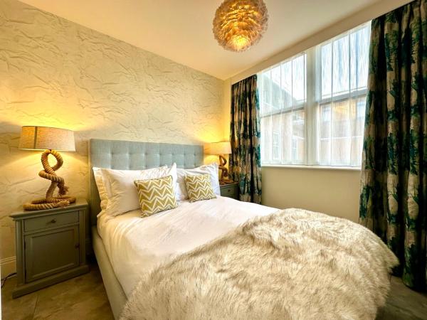 Stunning 2 Bedroom Apartment Inc Free Parking - 1 Minute Walk To Poole Quay - Great Location - Free Parking - Fast Wifi - Smart Tv - Newly Decorated - Sleeps Up To 4 - Close To Poole & Bournemouth & Sandbanks - Poole