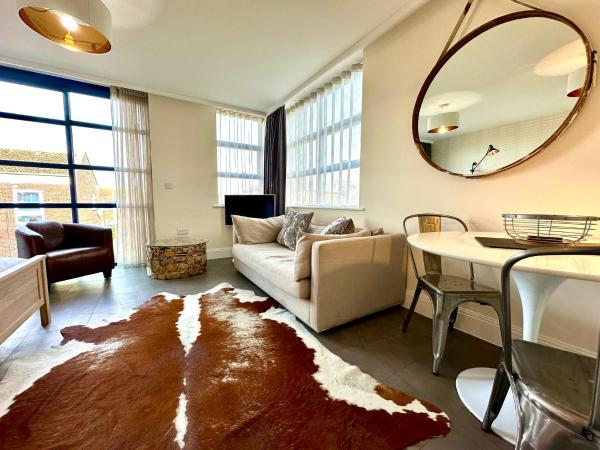 Beautiful Couples Retreat - Free Parking & Wifi - 1 Minute Walk To Poole Quay - Great Location - Free Parking - Fast Wifi - Smart Tv - Newly Decorated - Sleeps Up To 2! Close To Poole & Bournemouth & Sandbanks - Dorset