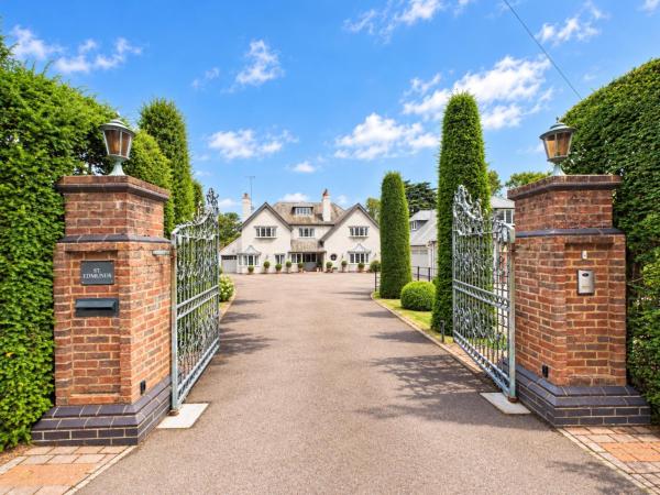 New Cheltenham Retreat, Luxury, Garden, Sleeps 11 - Tewkesbury