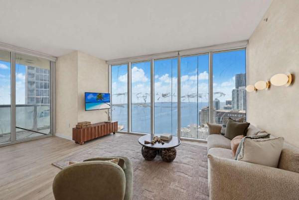 48th Floor Sea Views I Free Parking, Pool, Spa, & Gym - Miami Beach, FL