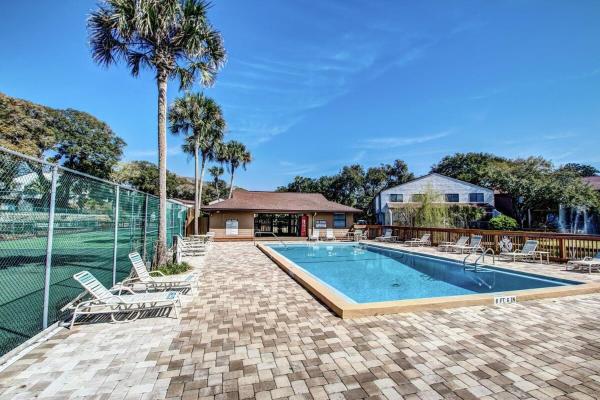 Dog-friendly 3br • Walk To Beach • Pool - Fernandina Beach, FL