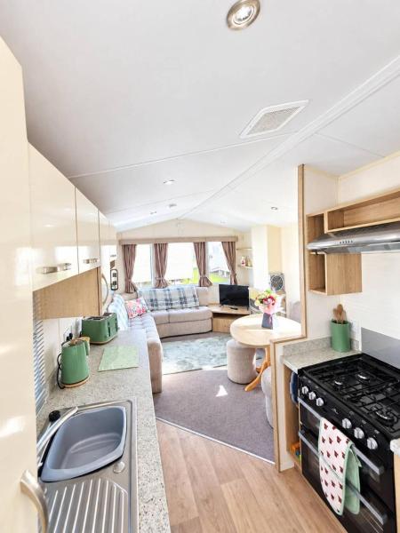 2 Bed Caravan - Sleeps 4 - Free Parking - Rhyl