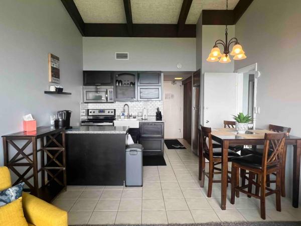 2 Bdrm, 2 Bath, Full Kitchen Lake View - Weirs Beach, NH