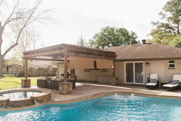 Luxe Pool Spa Retreat Pets Welcome! - Tomball, TX