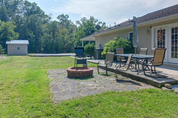 Private Yard: Fire Pit & Cornhole! Moorefield Gem - Lost River State Park, Mathias