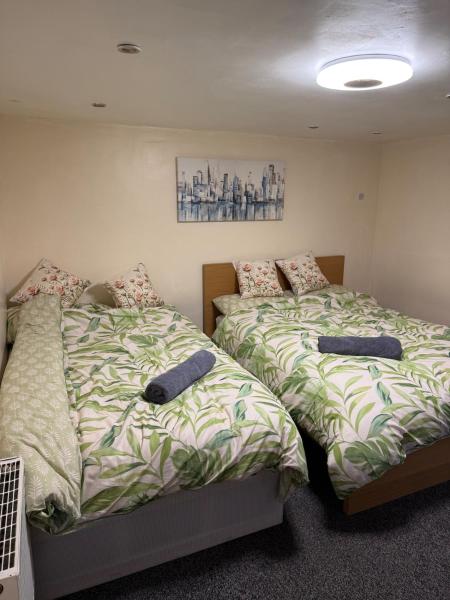 Basement Flat Accommodate Maximum Five Persons - Leeds