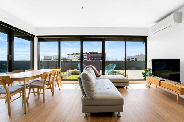 Stunning 2br Penthouse -Under New Management - Kensington