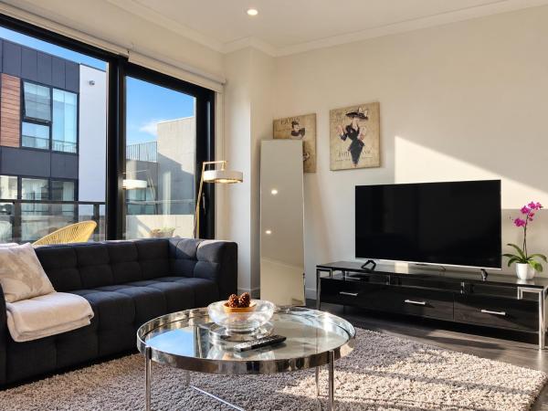 Spacious 3br Townhouse With Parking, Beach & Cbd - Bayside City