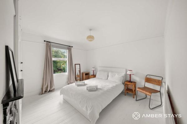 Spacious 4 Bed House In Watford By Amber Stays - Perfect For Business & Families Sleeps 8 - Watford