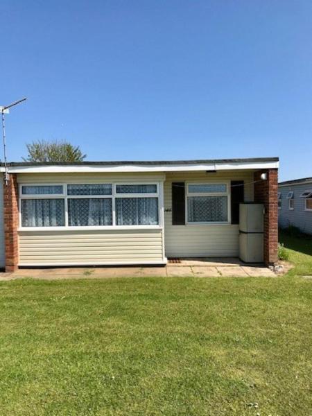 Cosy Seaside Chalet, Close To Hemsby Beach In Norfolk Ref 83146s - Winterton-on-Sea