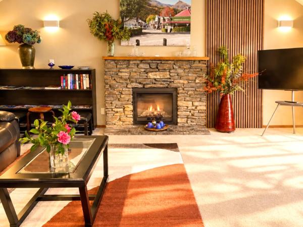 Queen's Garden Mountain View Holiday Home - Queenstown, New Zealand