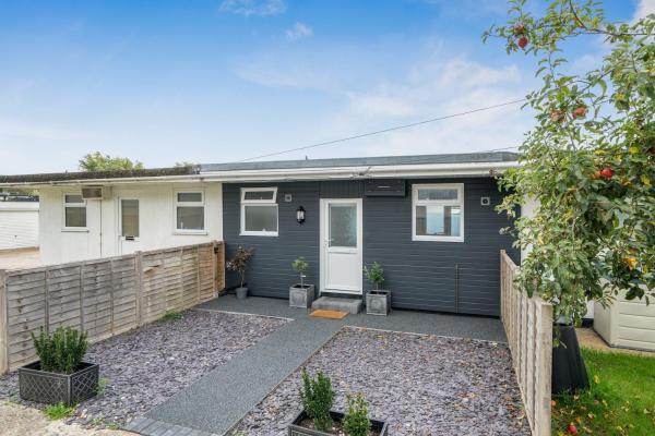 The Chalet Self Contained With Patio - Burton Bradstock