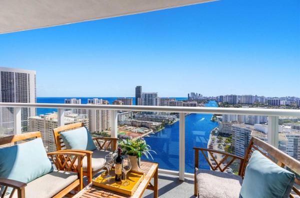 Bright Apt Sunset View - Balcony & Beach Shuttle - Hallandale Beach, FL