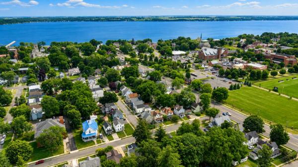 Near Wineries Sleeps 9 Walking Distance To Geneva - Geneva, NY