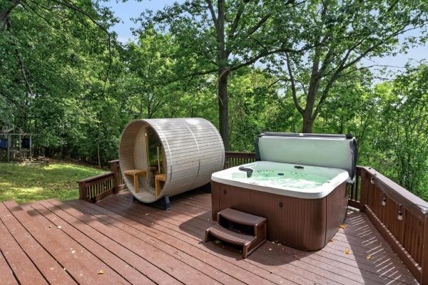Hot Tub Sauna Sleeps 6 - Finger Lakes, NY