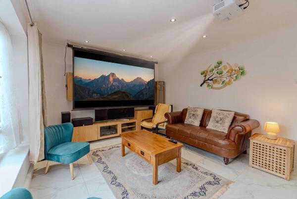 Spacious 3br Home With Playroom & Free Parking - Reading