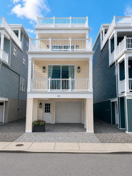 4-story Seaside Heights Luxury Retreat With Pool And Garage - Toms River, NJ