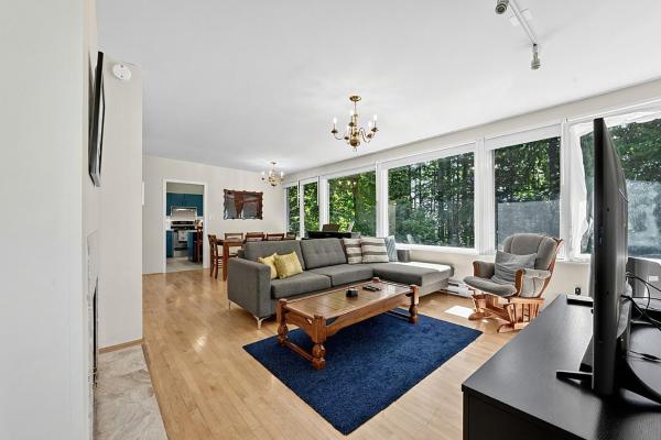 Bright And Spacious Upper Level House, Great Area - 6400