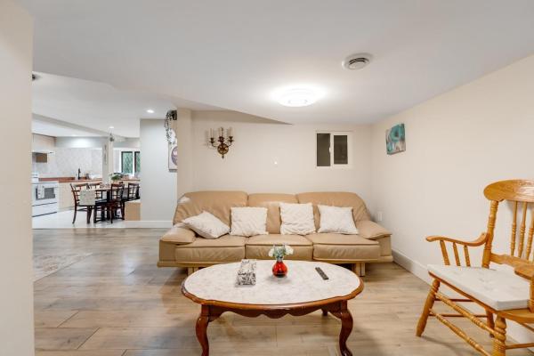 Generous 5br 3ba Home Free Parking - British Columbia